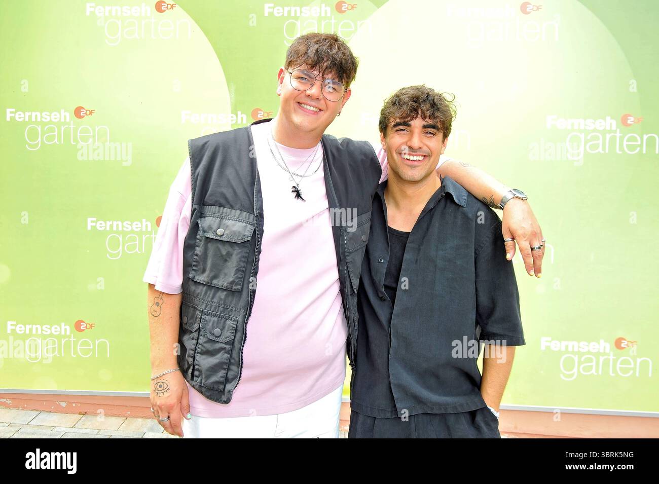 ZDF - Fernsehgarten. Sänger ISAAK Isaak Guderian und Myle Milo Hoelz ...