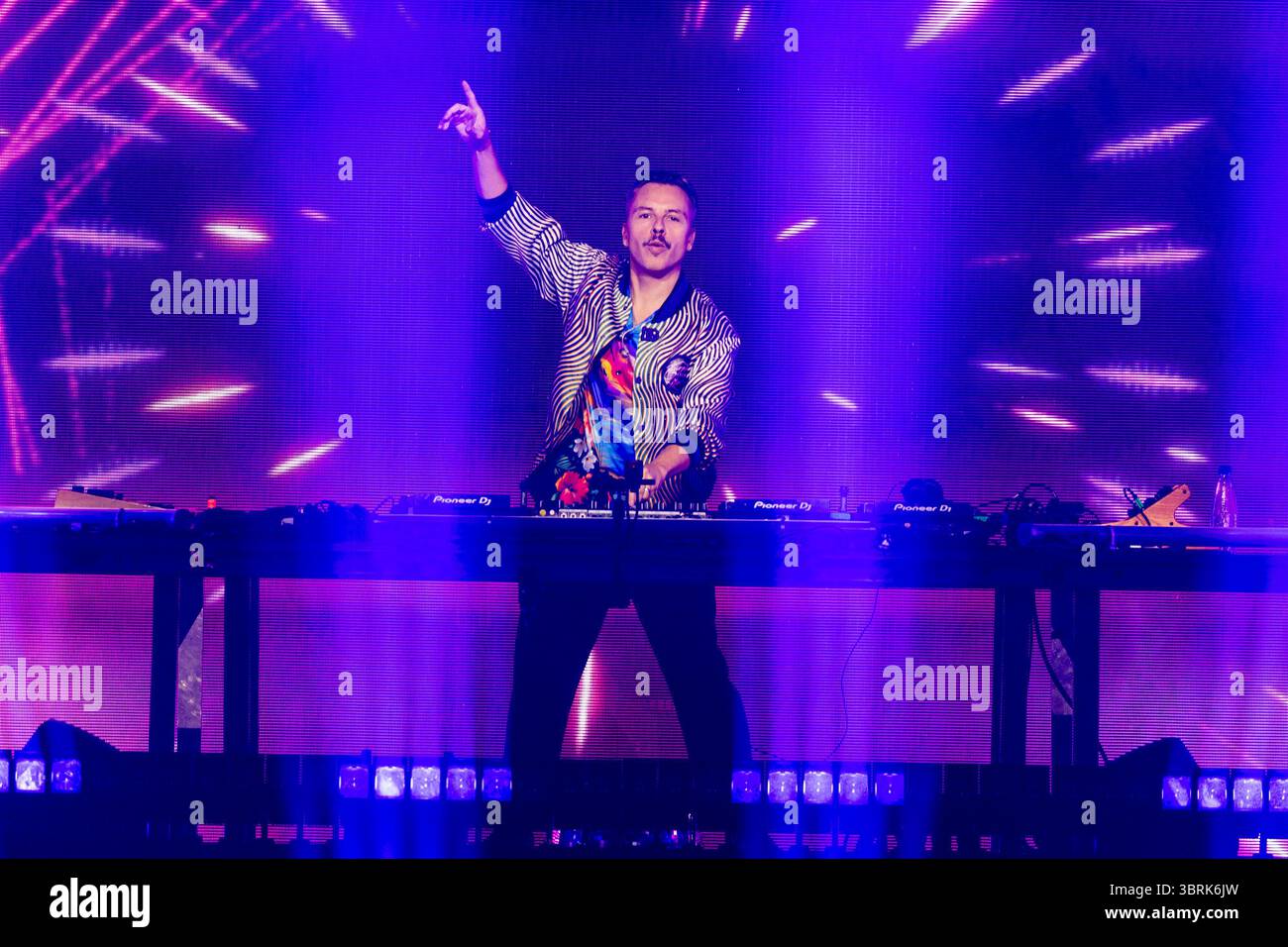 Purple disco machine groove hi-res stock photography and images - Alamy