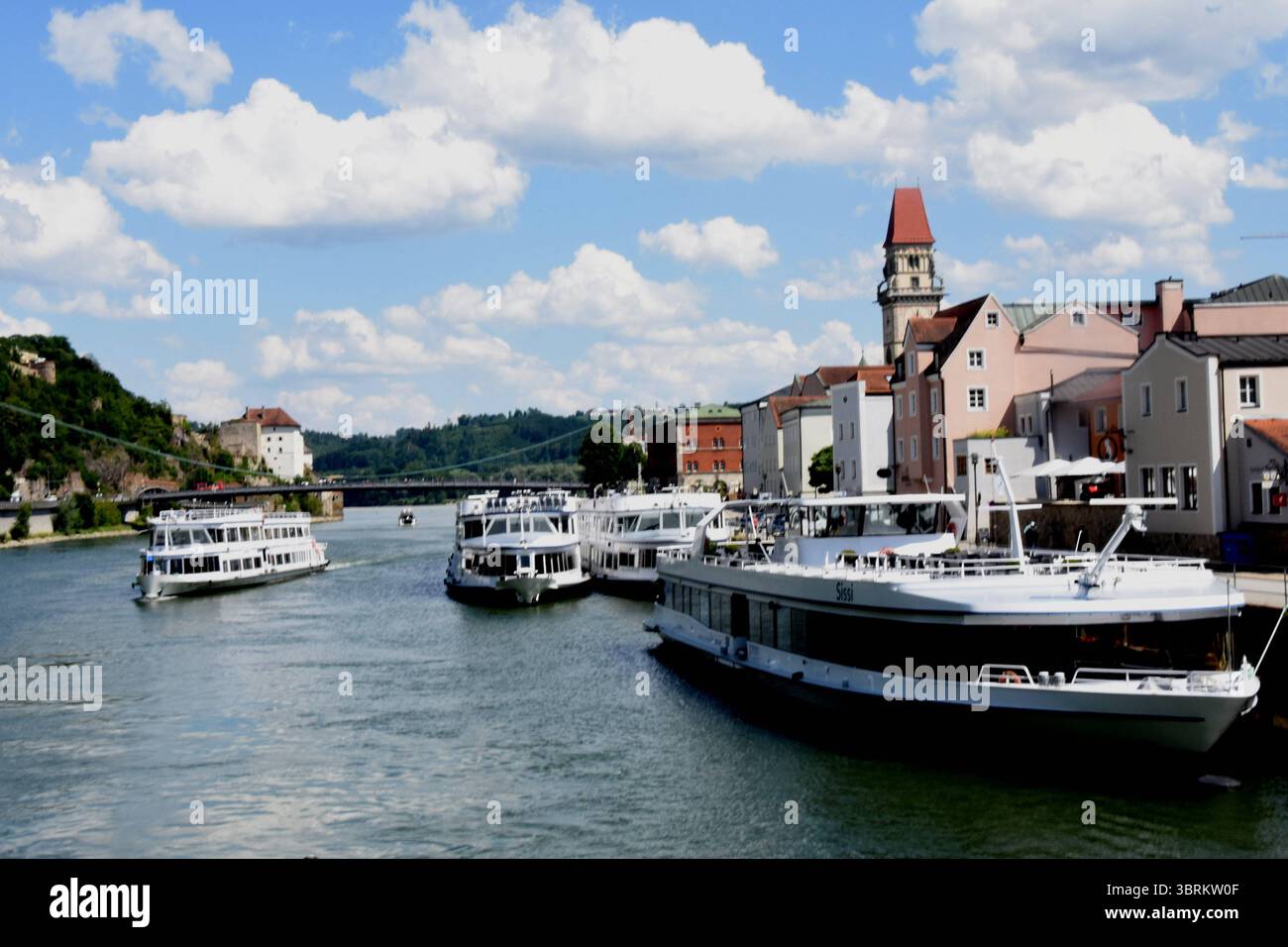 Passau 13.07.2025 Donauschifffahrt Anlegestelle Touristschiffe Passau ...