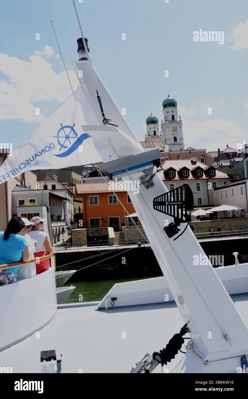 Passau 13.07.2025 Donauschifffahrt Anlegestelle Touristschiff Passau ...