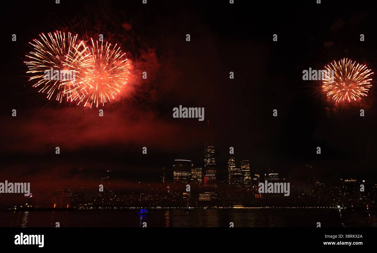 New York Manhattan fireworks. New York Fireworks over Manhattan. New ...