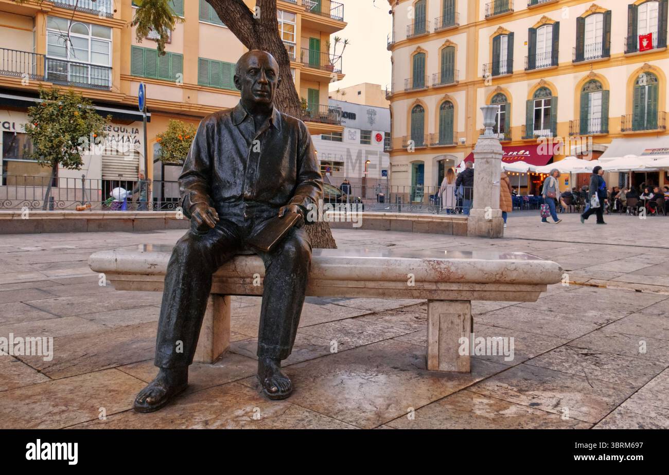MALAGA, SPAIN JANUARY 2, 2025: Statue of Pablo Picasso in the Plaza de ...
