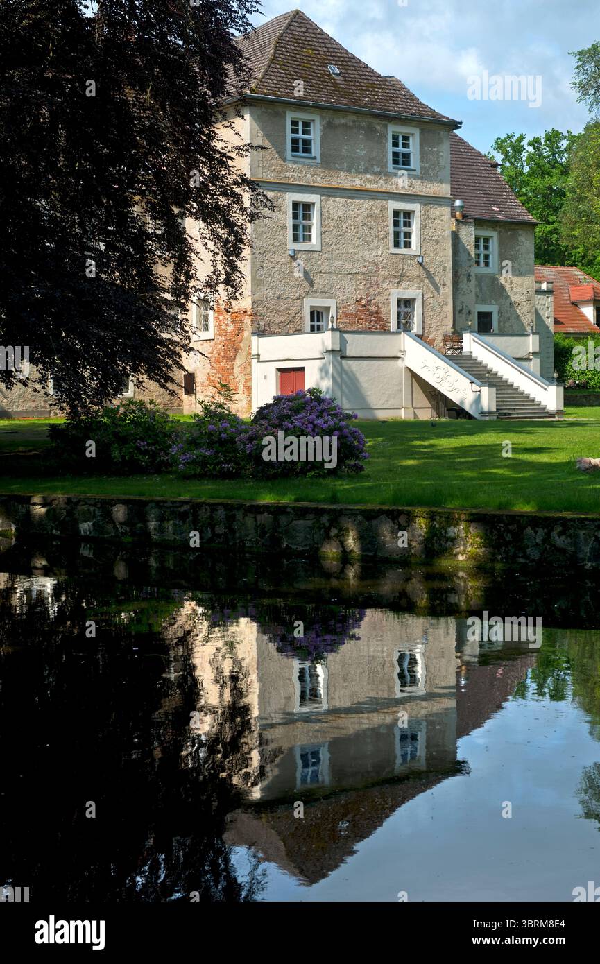 Mellenthin water castle hi-res stock photography and images - Alamy