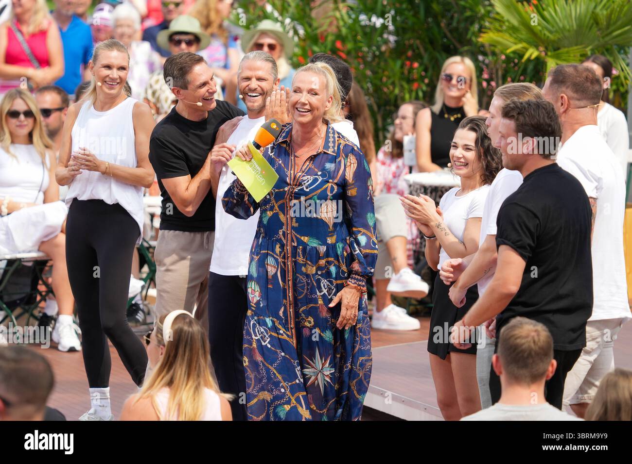 ZDF-Fernsehgarten 2025. Moderatorin Andrea Kiwi Kiewel, Magdalena ...