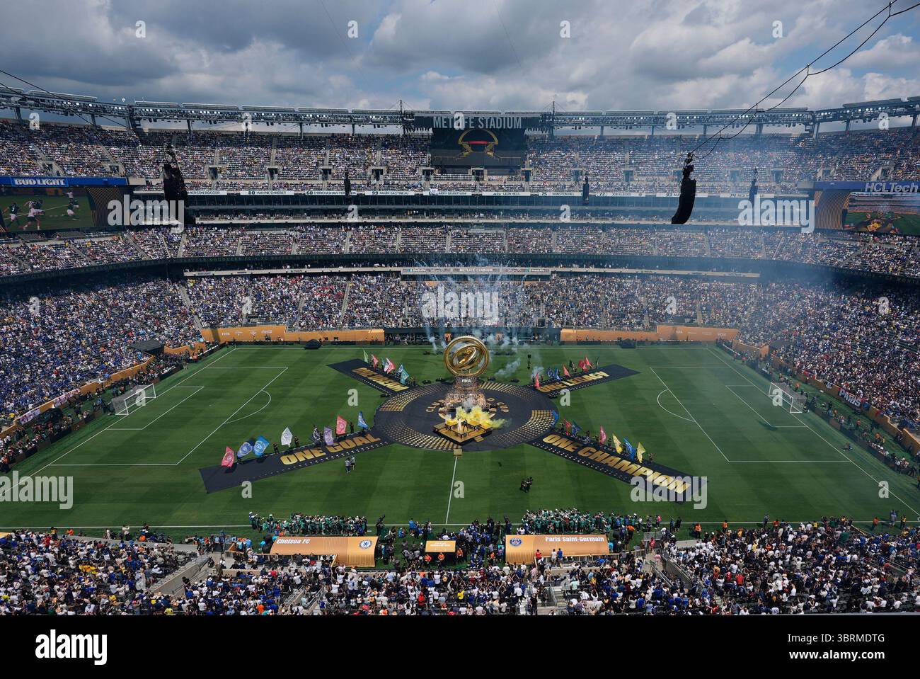 Robbie Williams and Laura Pausini perform prior to the Club World Cup ...