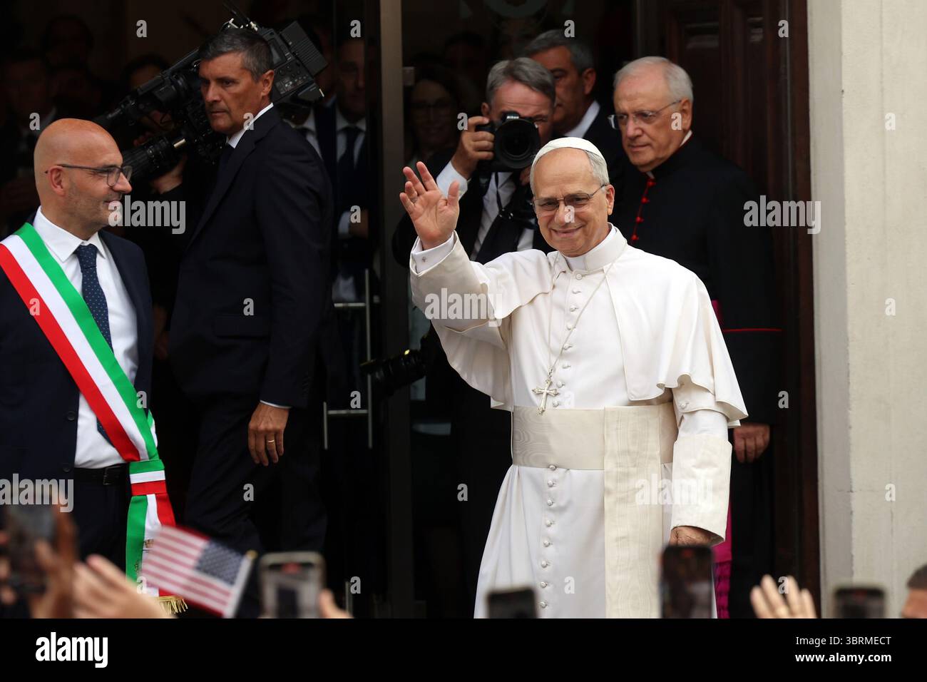 Pope Leo XIV greets the faithful at the door of the Apostolic Palace ...