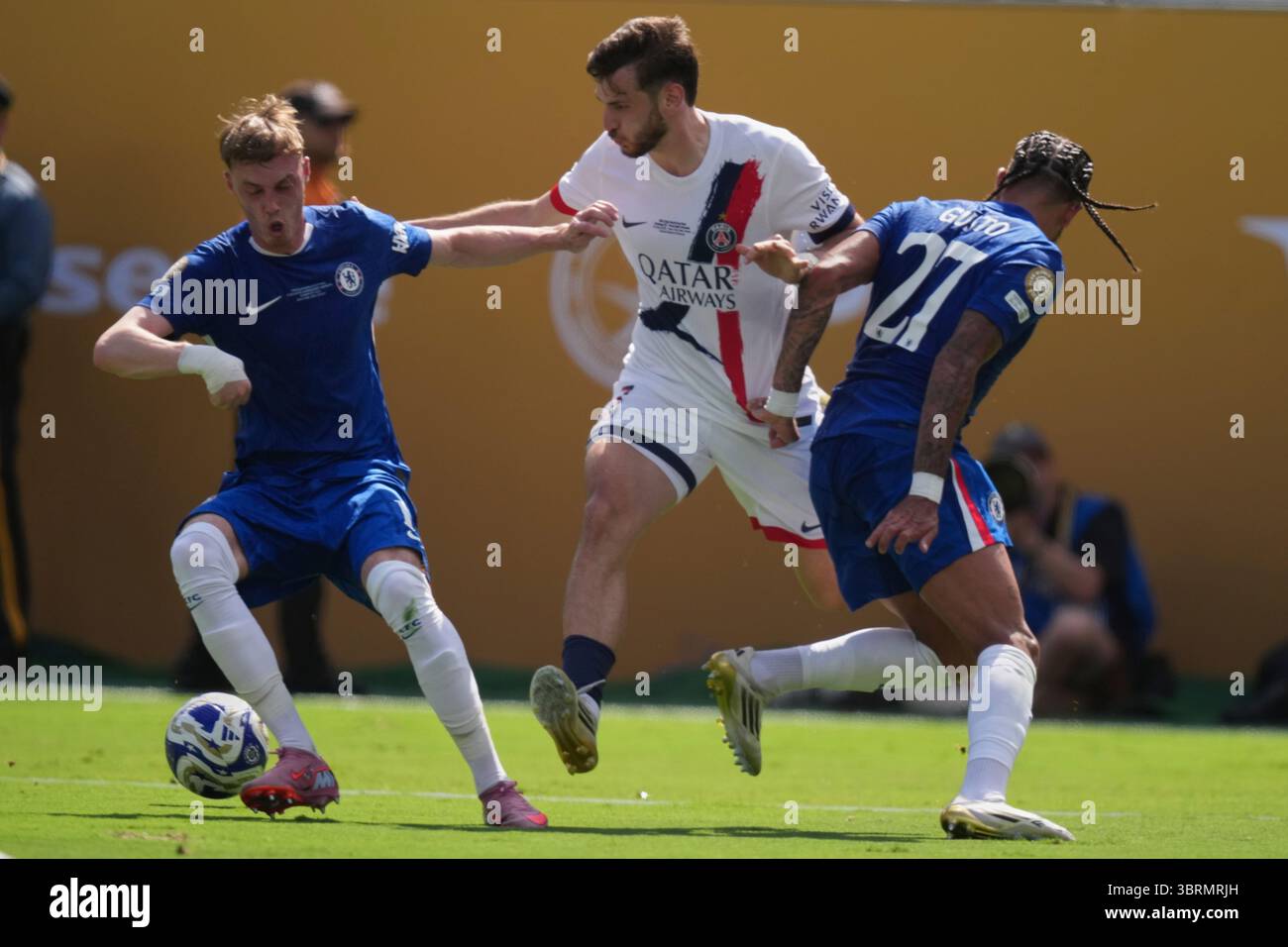 Chelsea's Cole Palmer controld the ball by Paris Saint-Germain's ...