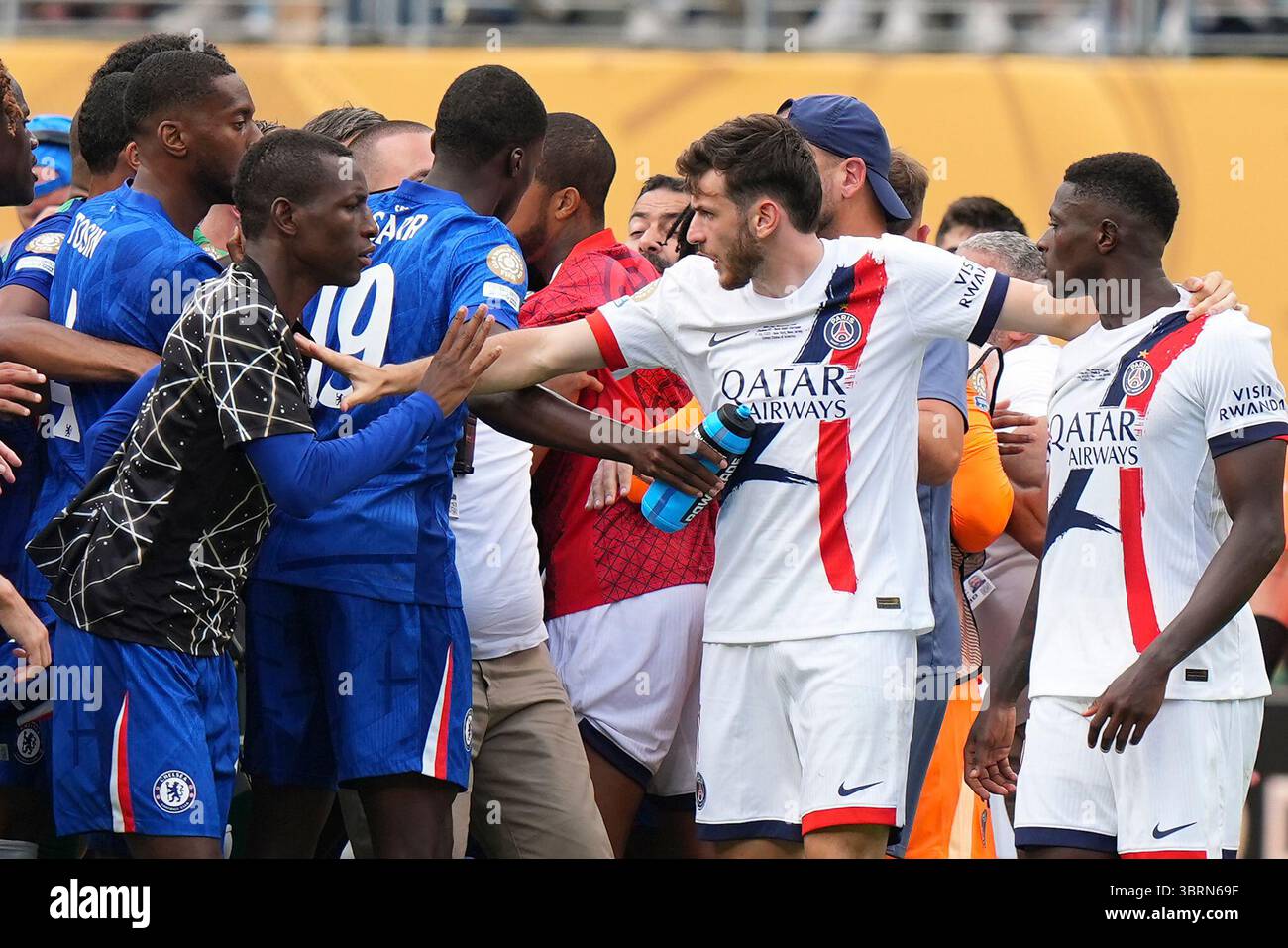 Chelsea and Paris Saint-Germain scuffle on the field at the end of the ...