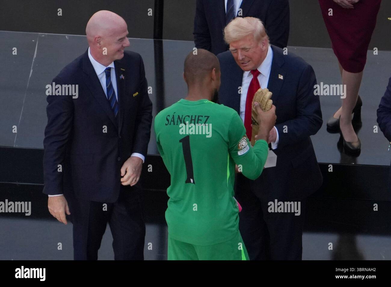 Chelsea's goalkeeper Robert Sanchez (1) receives the Golden Glove award ...