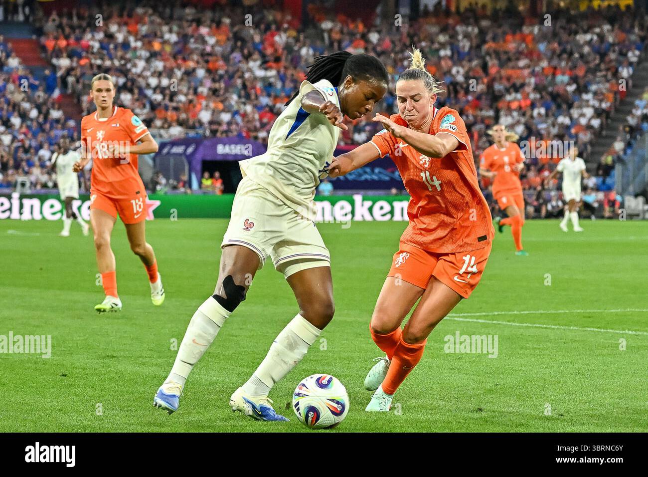 Oriane Nehemie Jean-Francois (Frankreich, #18) am Ball und im Duell mit ...