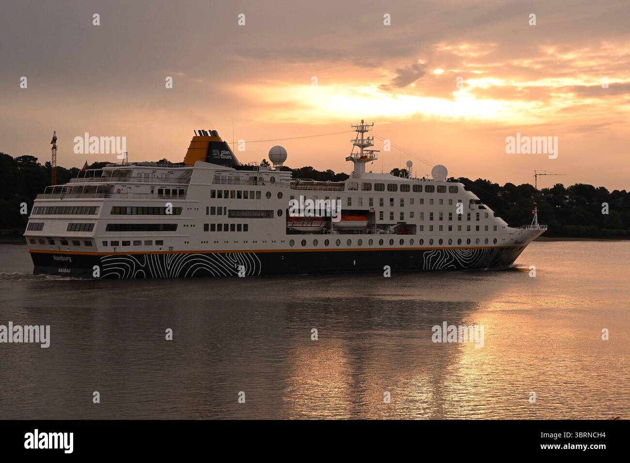 13.07.2025, xjrdrx, Wirtschaft Reise, Kreuzfahrtschiff Hamburg Conti Reederei Hamburg *** 13 07 ...