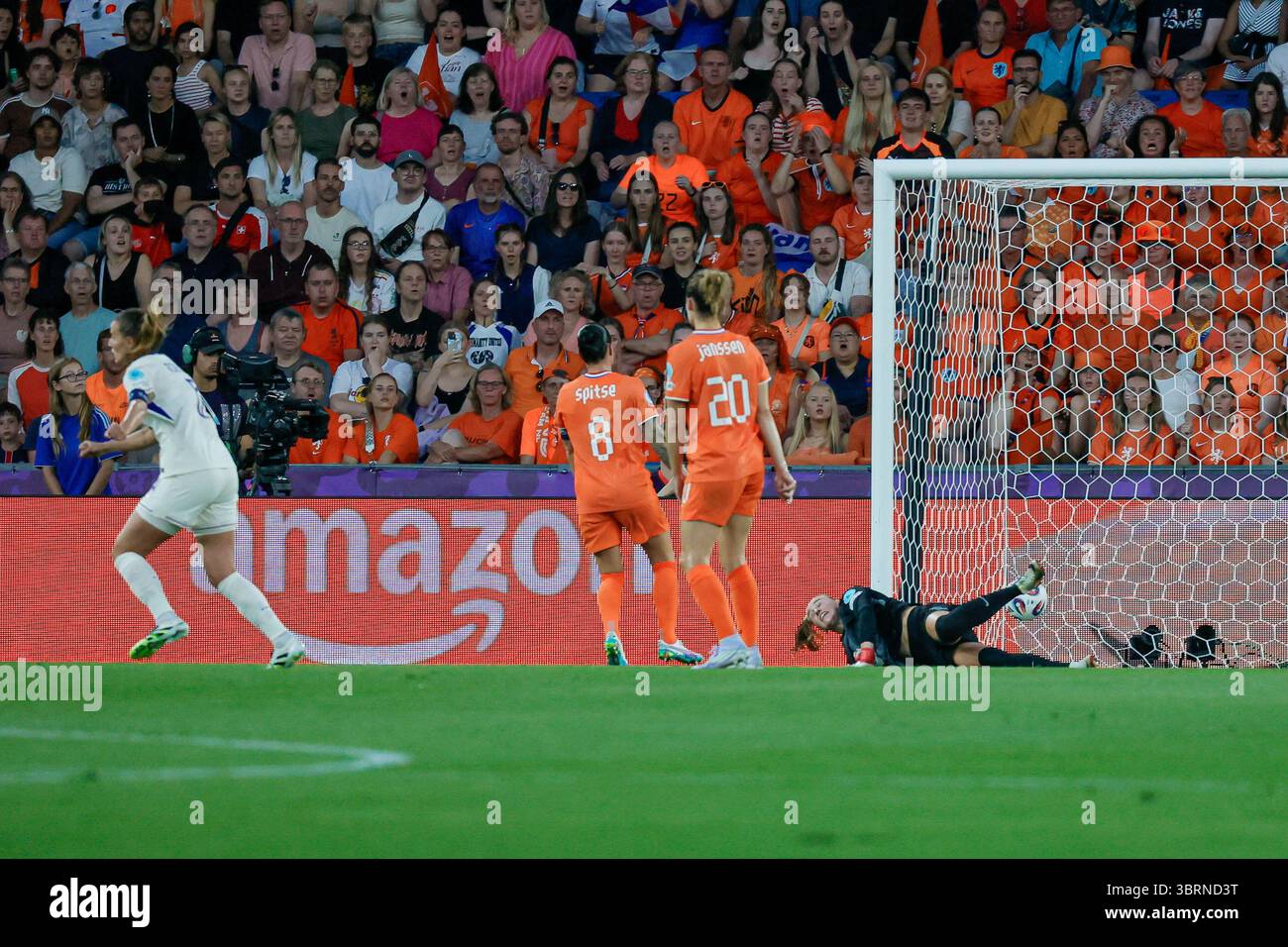 Sandie Toletti (6 France) Scores the goal and celebrates the goal for ...