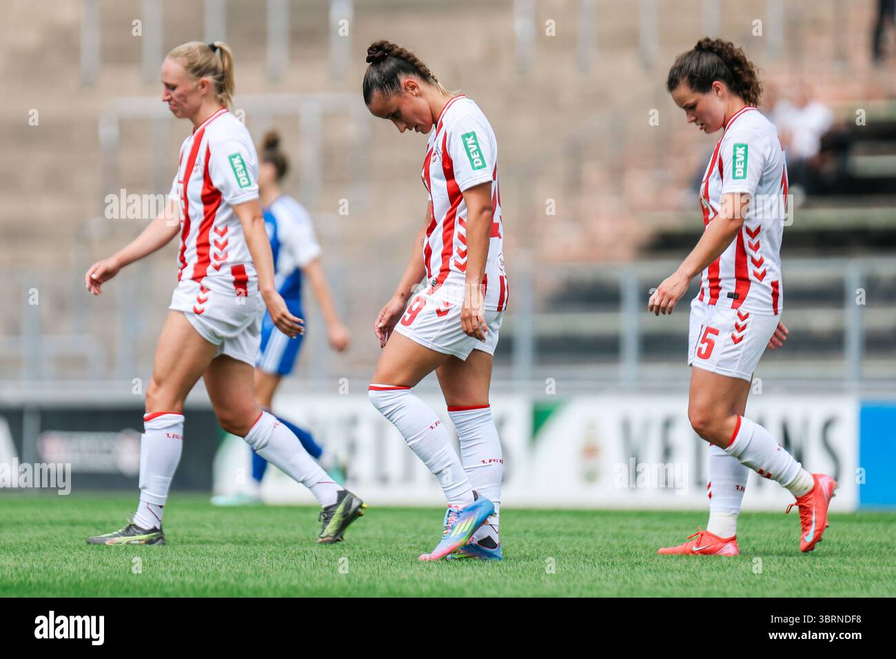 Pauline Bremer (1. FC K?ln, #11), Vanessa Leimenstoll (1. FC K?ln, #29 ...