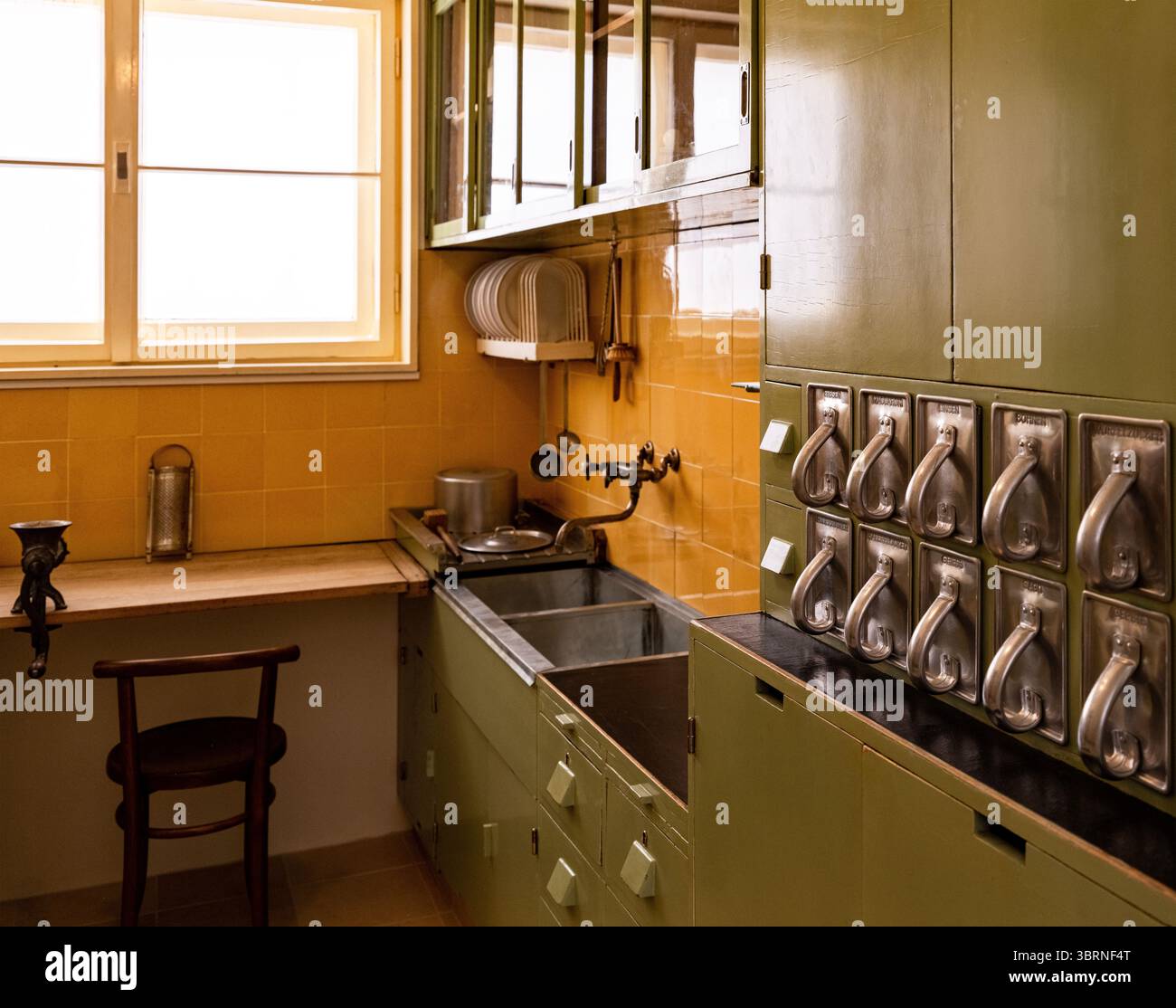 The Frankfurt Kitchen (1926) by Margarethe Schütte-Lihotzky in the V&A ...