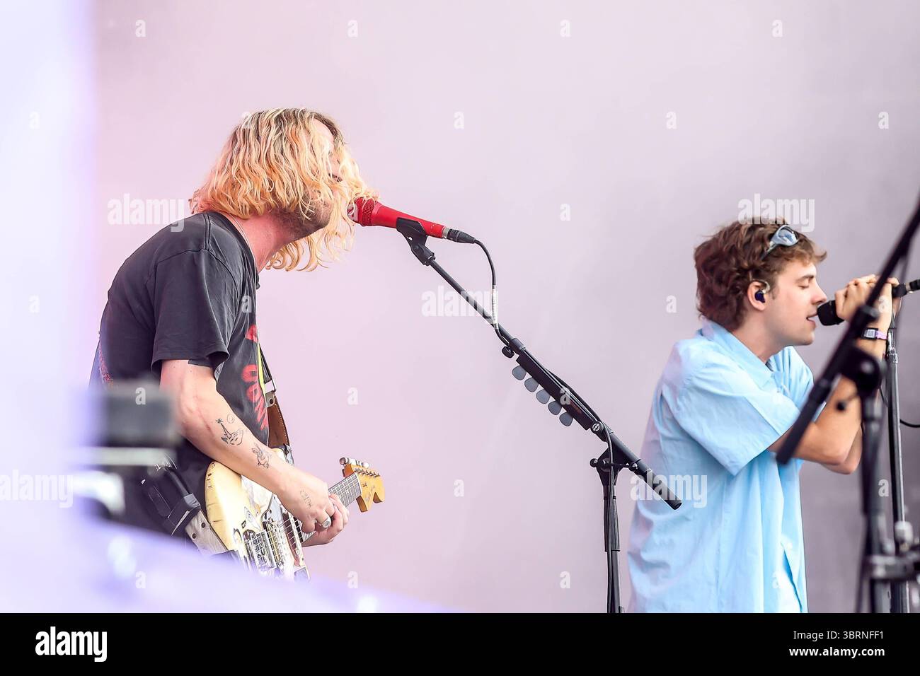 Konzert von Royel Otis, Lollapalooza Berlin Royel Otis, Gitarristen ...