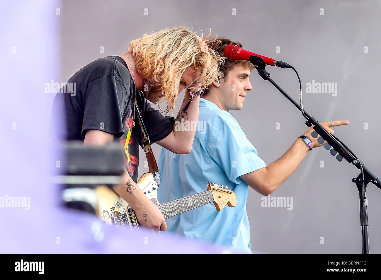 Konzert von Royel Otis, Lollapalooza Berlin Royel Otis, Gitarristen ...