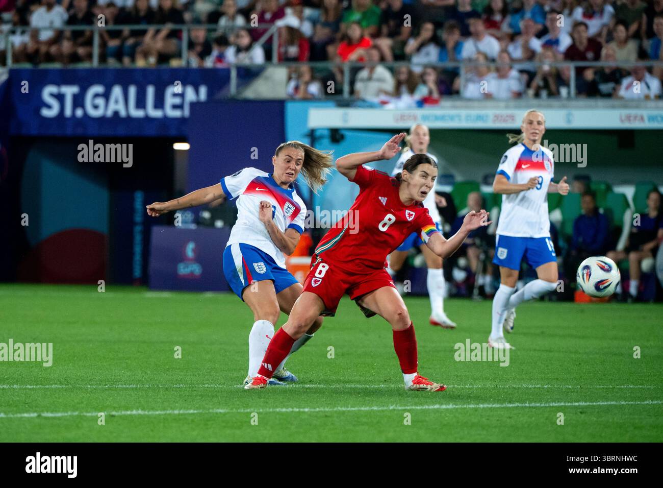 Georgia Stanway (England, #08) im Zweikampf mit Angharad James (Wales ...