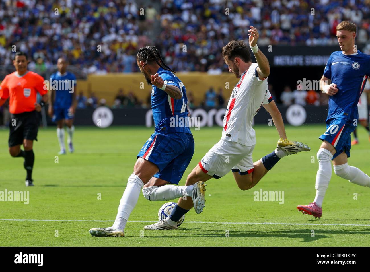 EAST RUTHERFORD, NJ - JULY 13: Paris Saint-Germain forward Khvicha ...