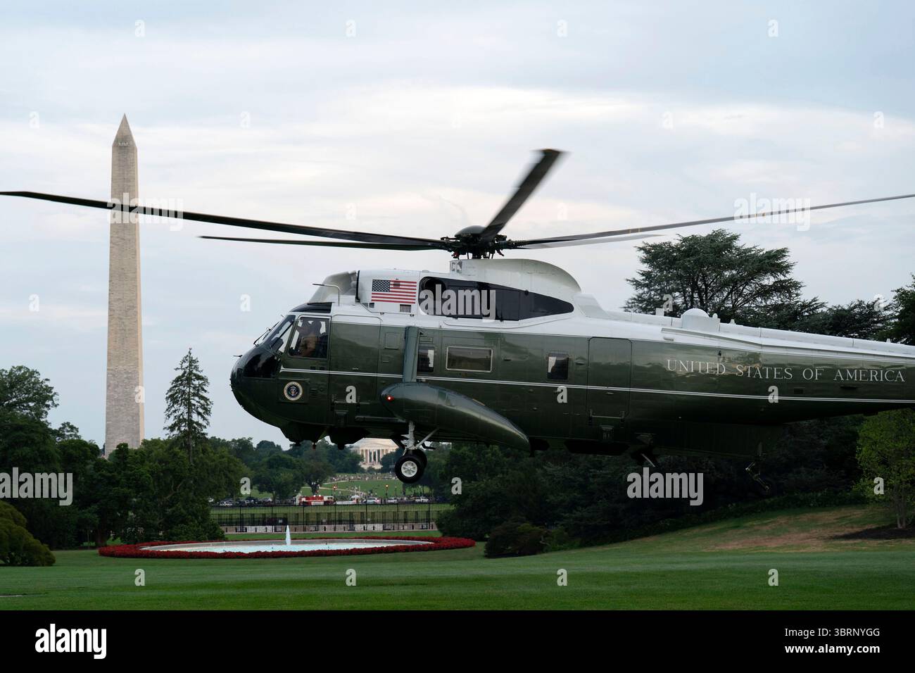 Marine One with President Donald Trump aboard arrives at the South Lawn ...