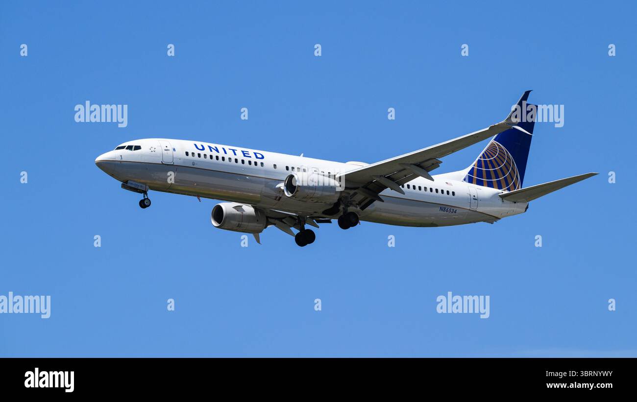 SeaTac, WA, USA - July 2, 2025; United Airlines Boeing 737-800 landing ...