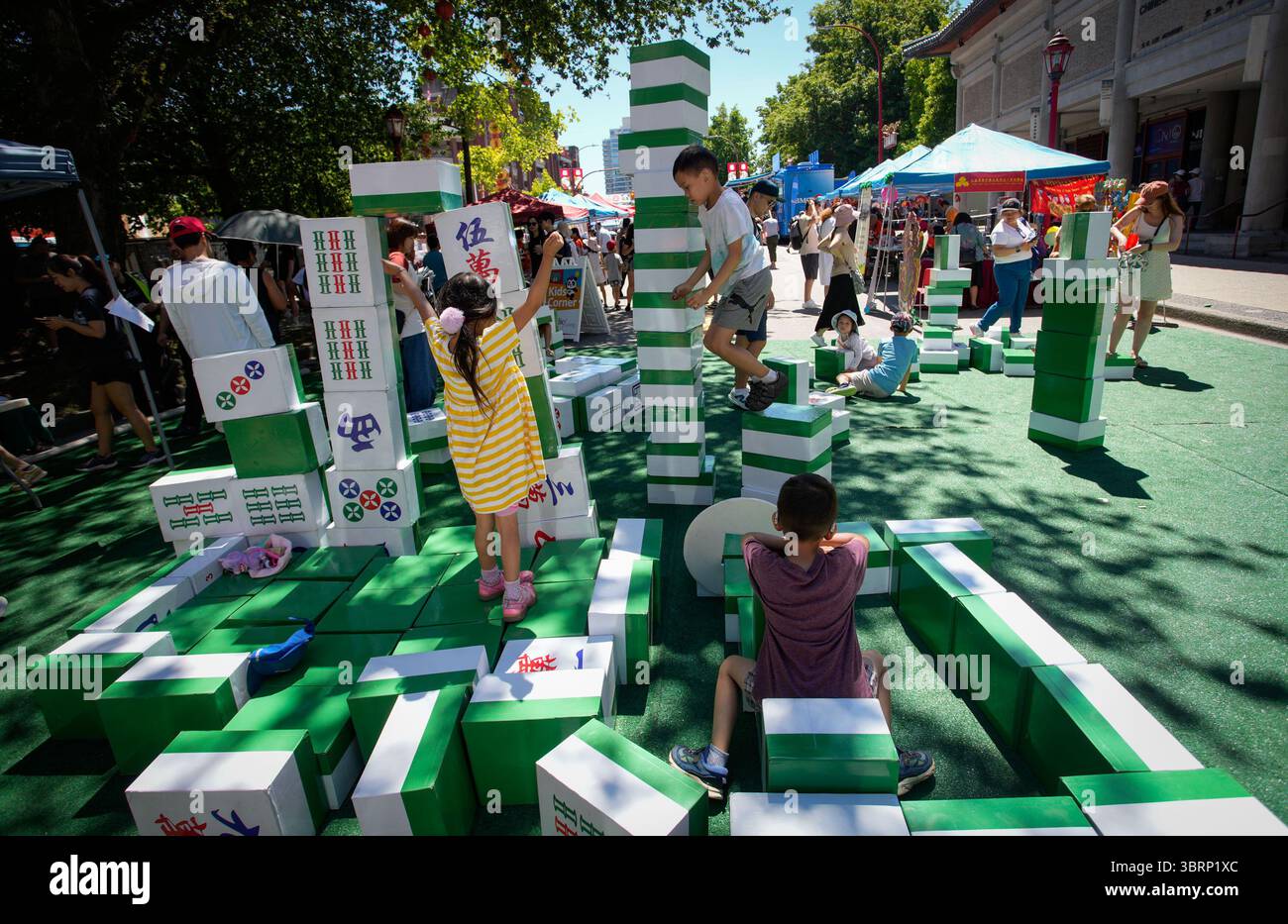 (250714) -- VANCOUVER, July 14, 2025 (Xinhua) -- Children play with ...