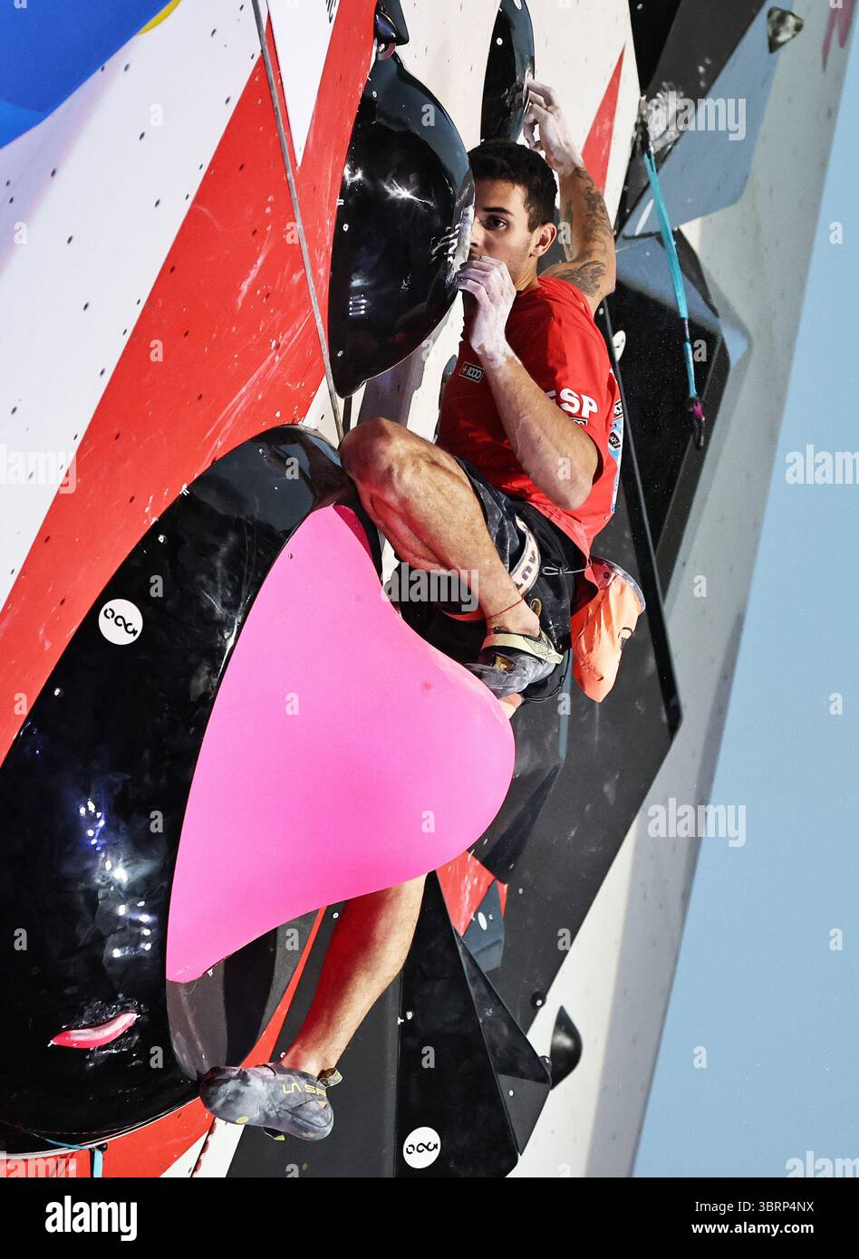 (250714) -- CHAMONIX, July 14, 2025 (Xinhua) -- Alberto Gines Lopez of ...