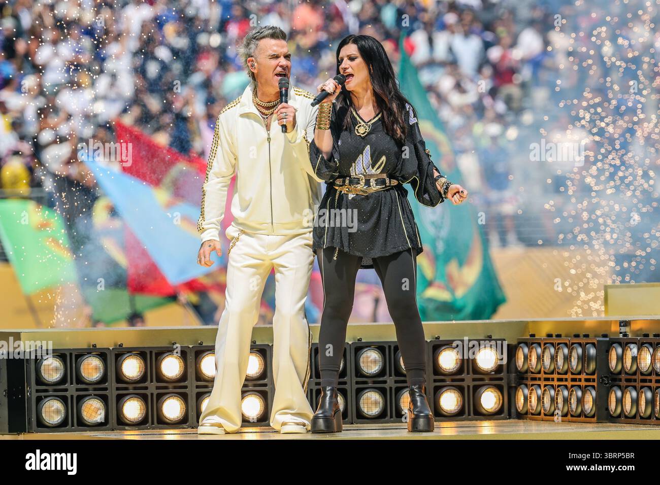 Robbie Williams and Laura Pausini perform before the FIFA Club World ...