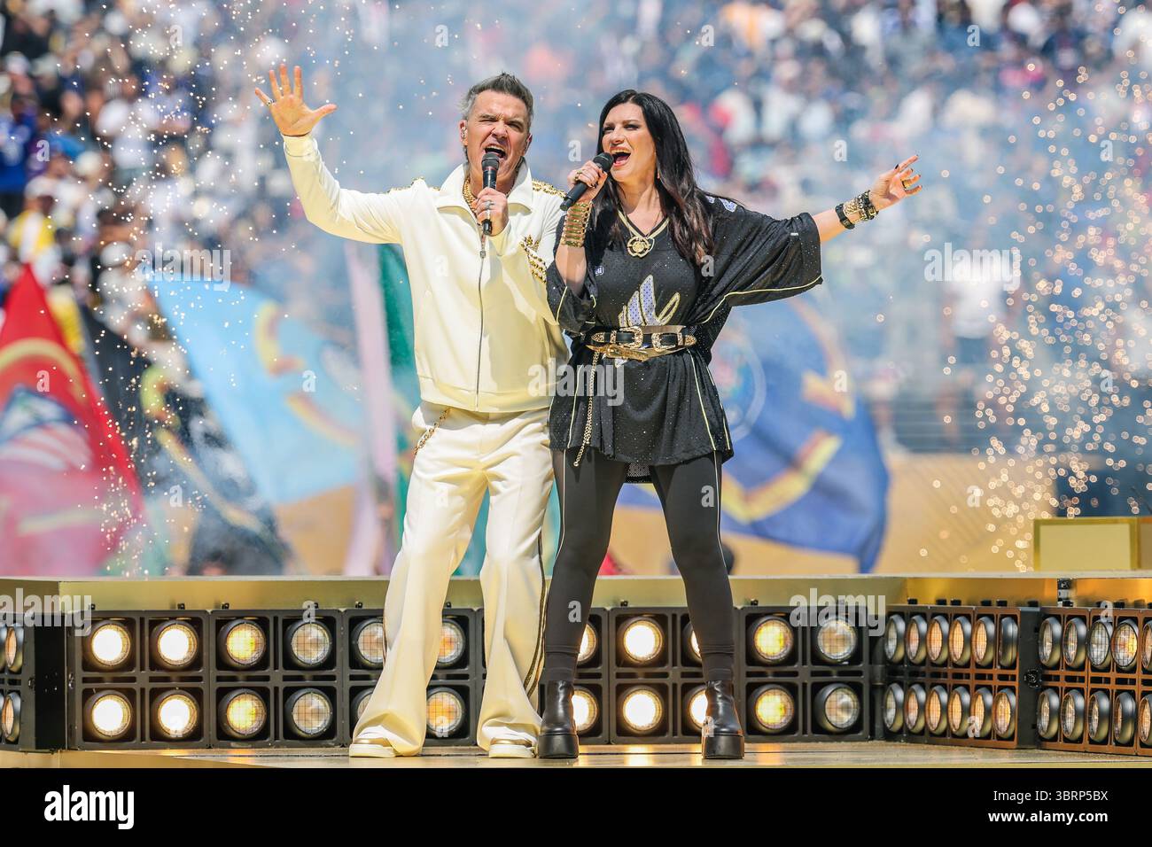 Robbie Williams and Laura Pausini perform before the FIFA Club World ...