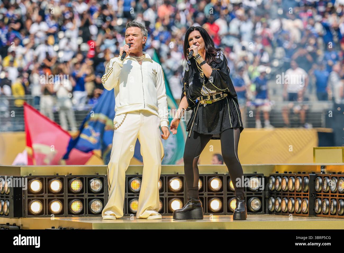 Robbie Williams and Laura Pausini perform before the FIFA Club World ...