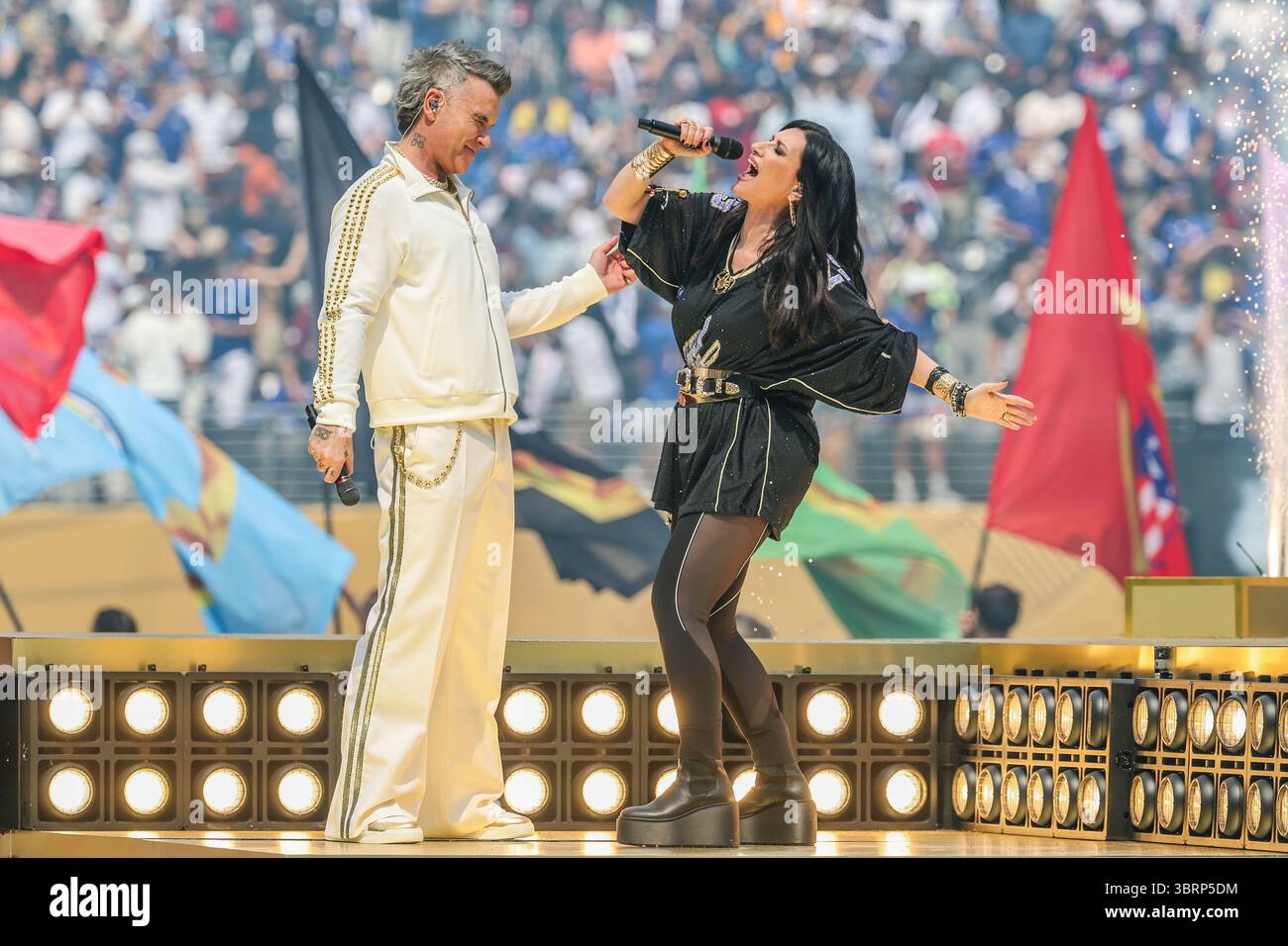 Robbie Williams and Laura Pausini perform before the FIFA Club World ...