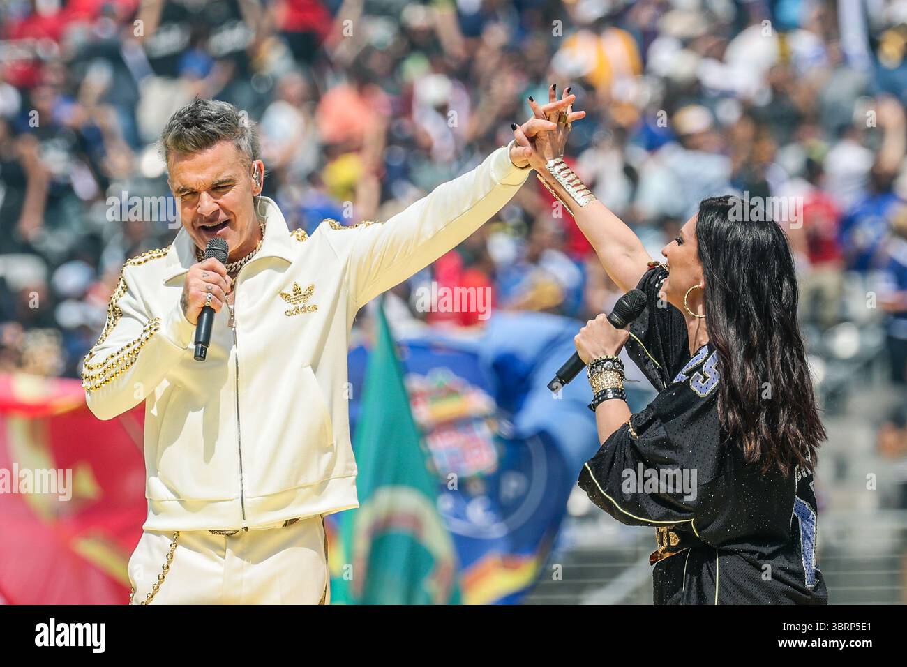 Robbie Williams and Laura Pausini perform before the FIFA Club World ...