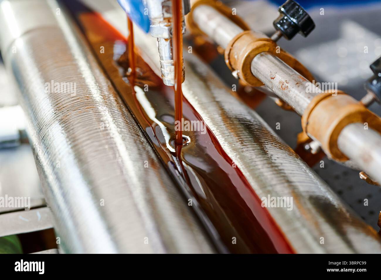 Precision and efficiency converge in a glue-spreading machine at work ...