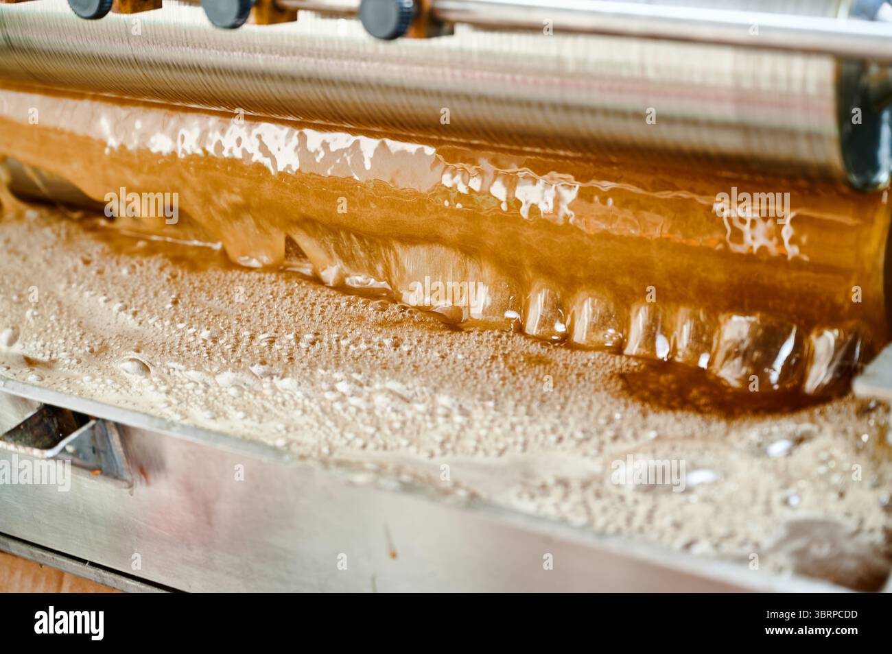 Innovative glue-spreading machine efficiently applies hot glue for ...