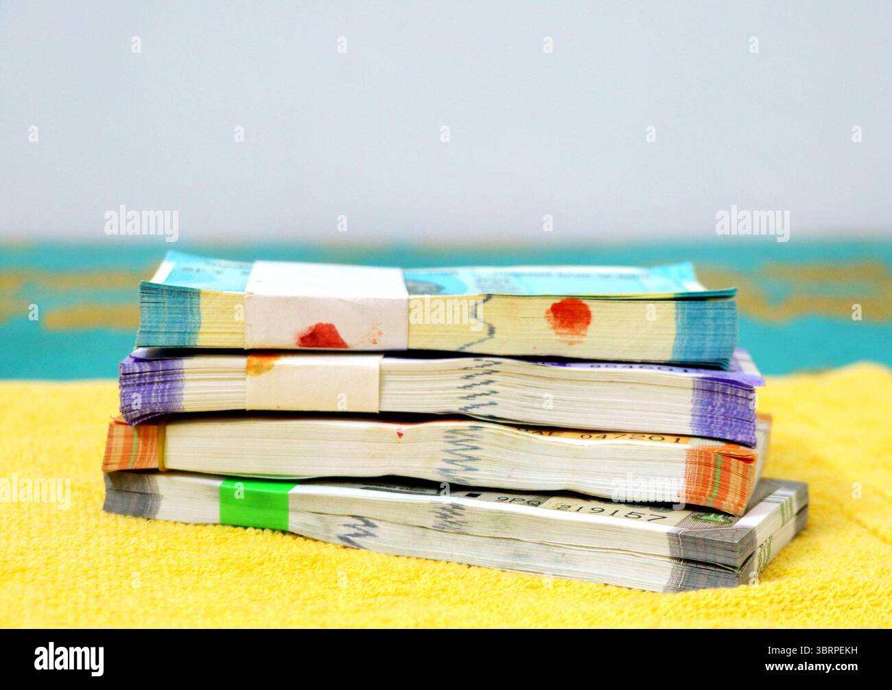 100 rupee note hi-res stock photography and images - Alamy