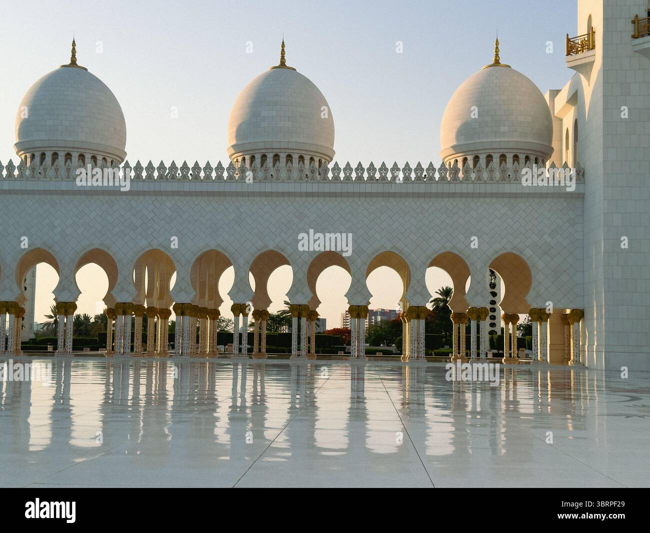 intricate details and Islamic architecture inside sheikh zayed mosque ...