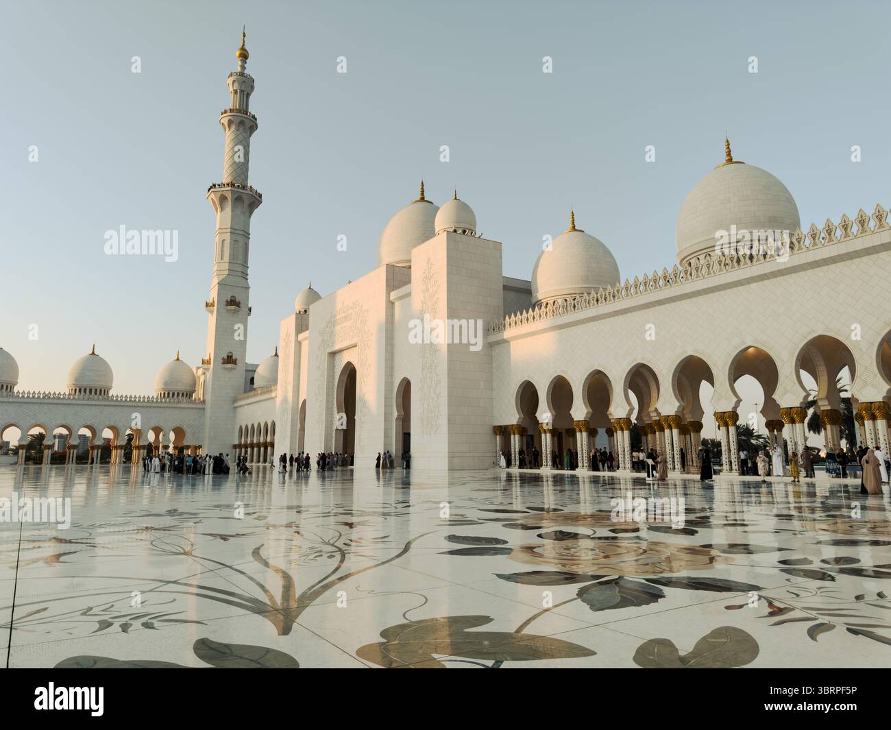 Abu Dhabi Sheikh Zayed Mosque at sunset, golden hour light on mosque ...