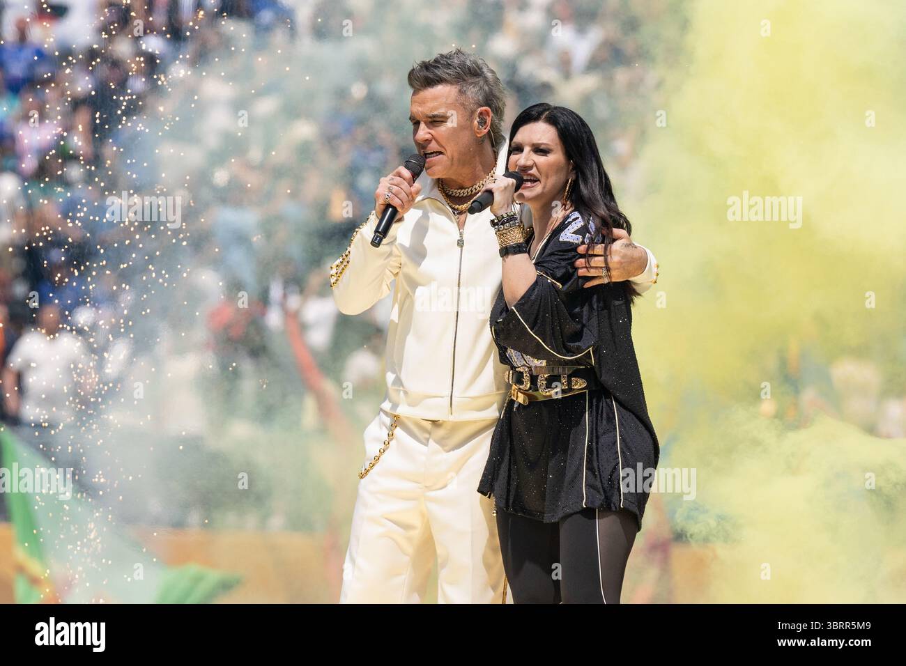 East Rutherford, USA. 22nd June, 2025. Robbie Williams and Laura ...