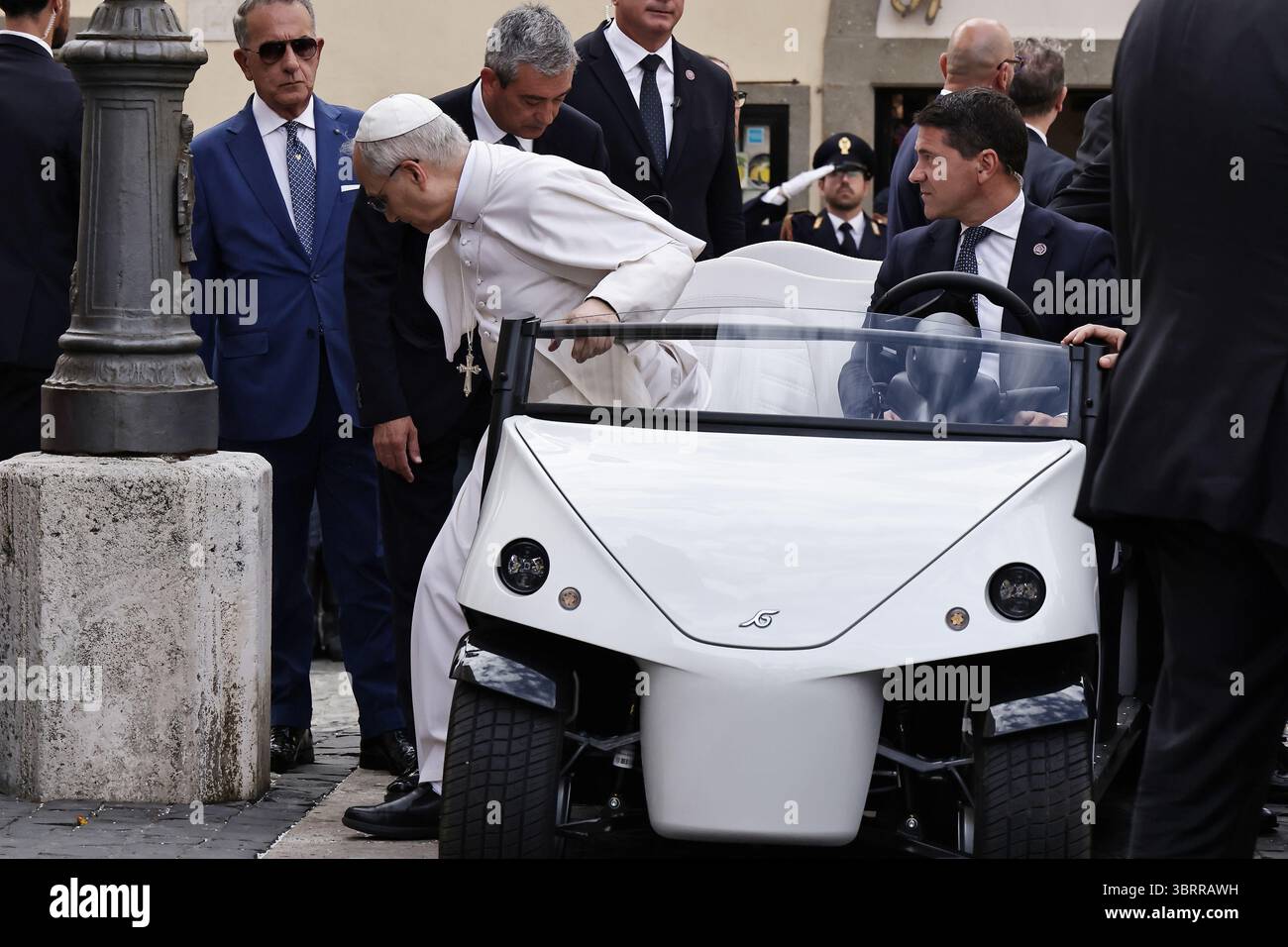 Pope Leo XIV arrives by electric car in Piazza della Libertà in Castel ...
