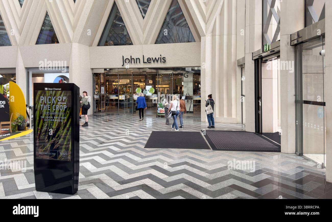Leeds, Yorkshire, uk, June 1st 2025 Shoppers inside the new Victoria ...