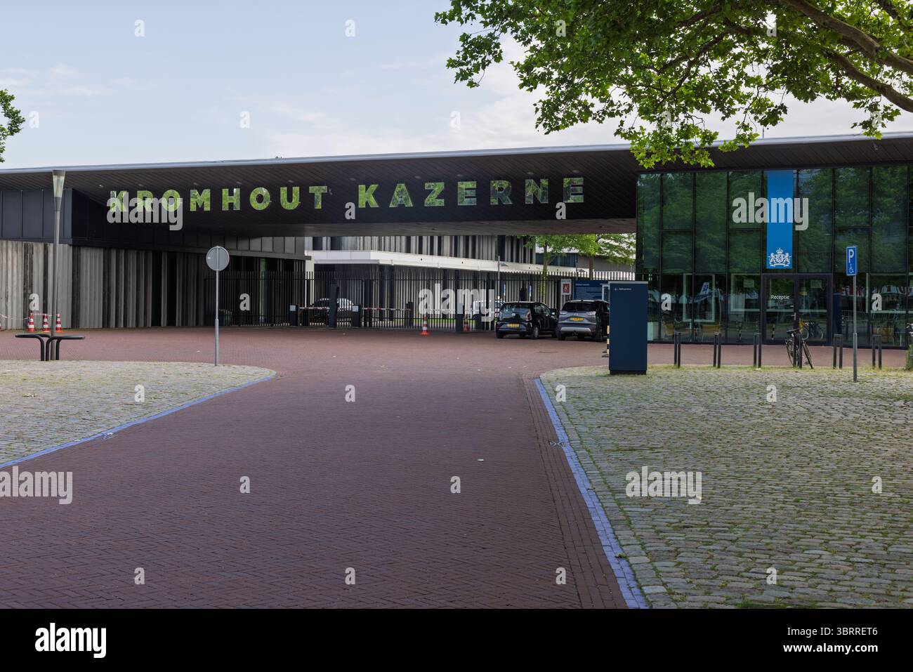 Military personnel in modern command hi-res stock photography and ...