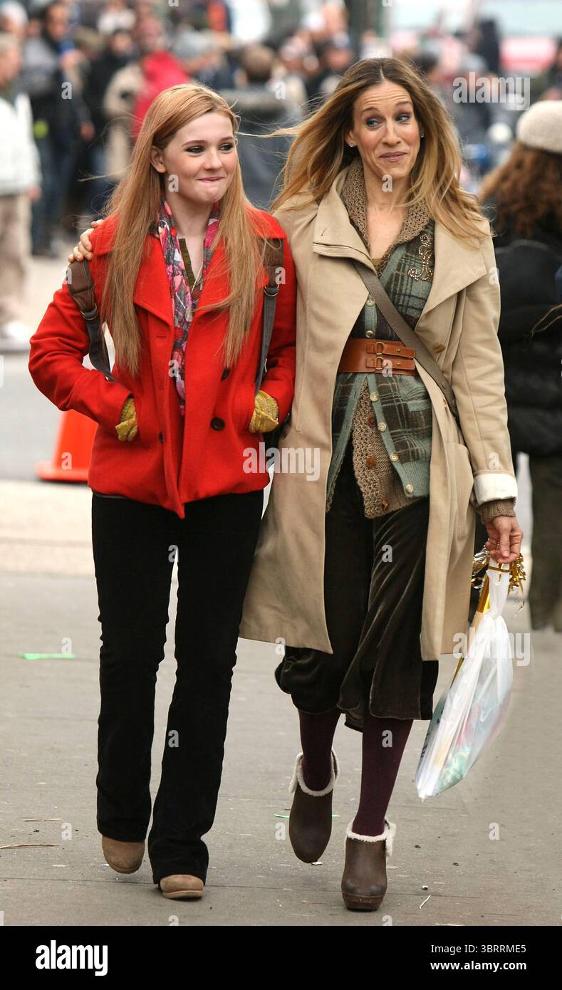 Abigail Breslin and Sarah Jessica Parker on the set of 'New Years Eve ...