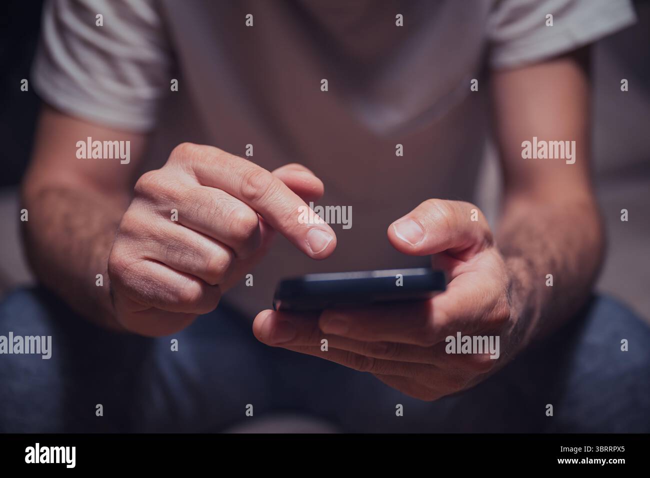 Hands phone people networking hi-res stock photography and images - Alamy