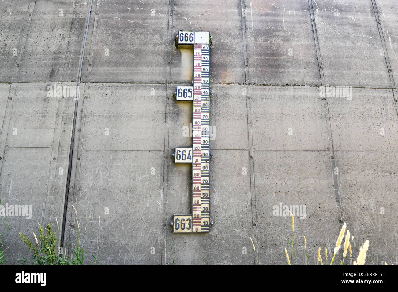 Water level gauge hi-res stock photography and images - Alamy