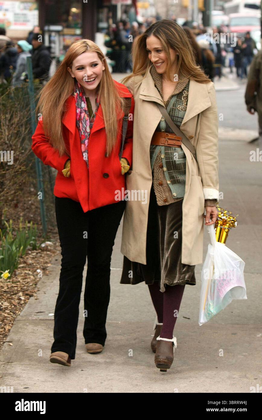 Abigail Breslin and Sarah Jessica Parker on the set of 'New Years Eve ...