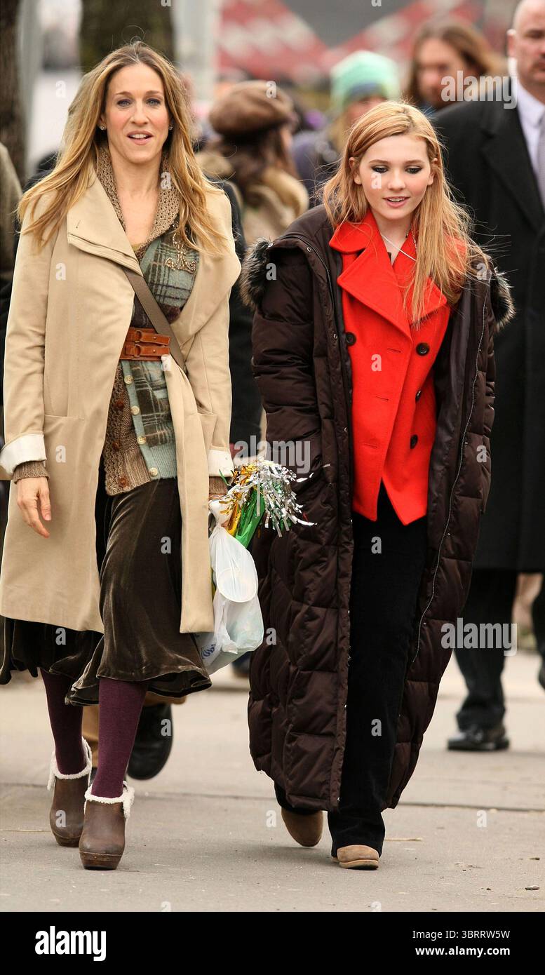 Abigail Breslin and Sarah Jessica Parker on the set of 'New Years Eve ...