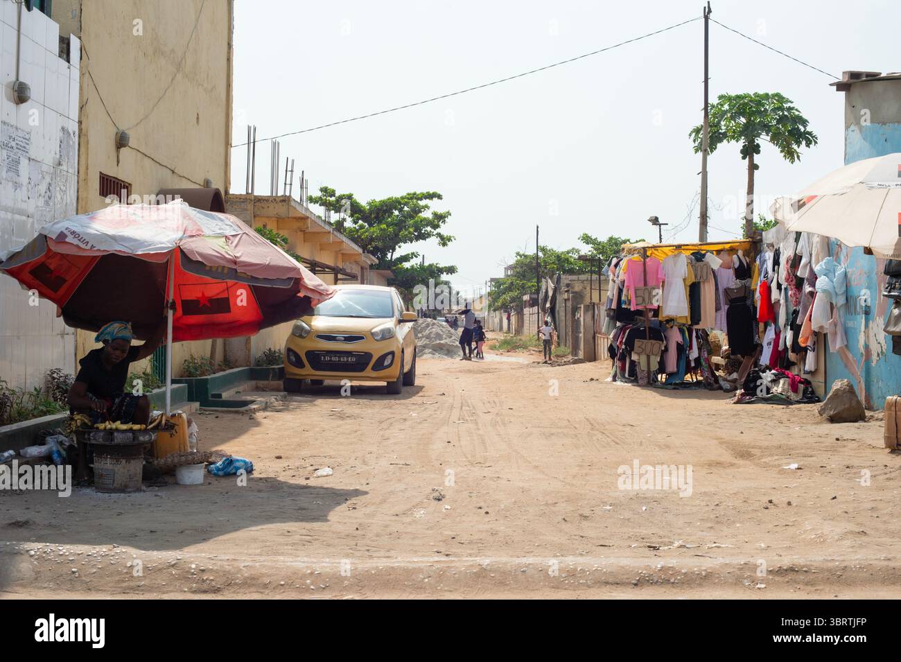 LUANDA, ANGOLA - FEB 05, 2025: A street food seller on a typical Luanda ...