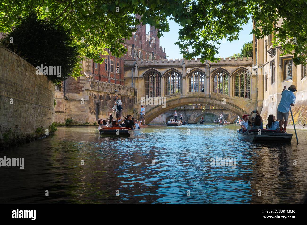 Cambridge, Great Britain - July 13, 2025: Boat tour on Cambridge's ...