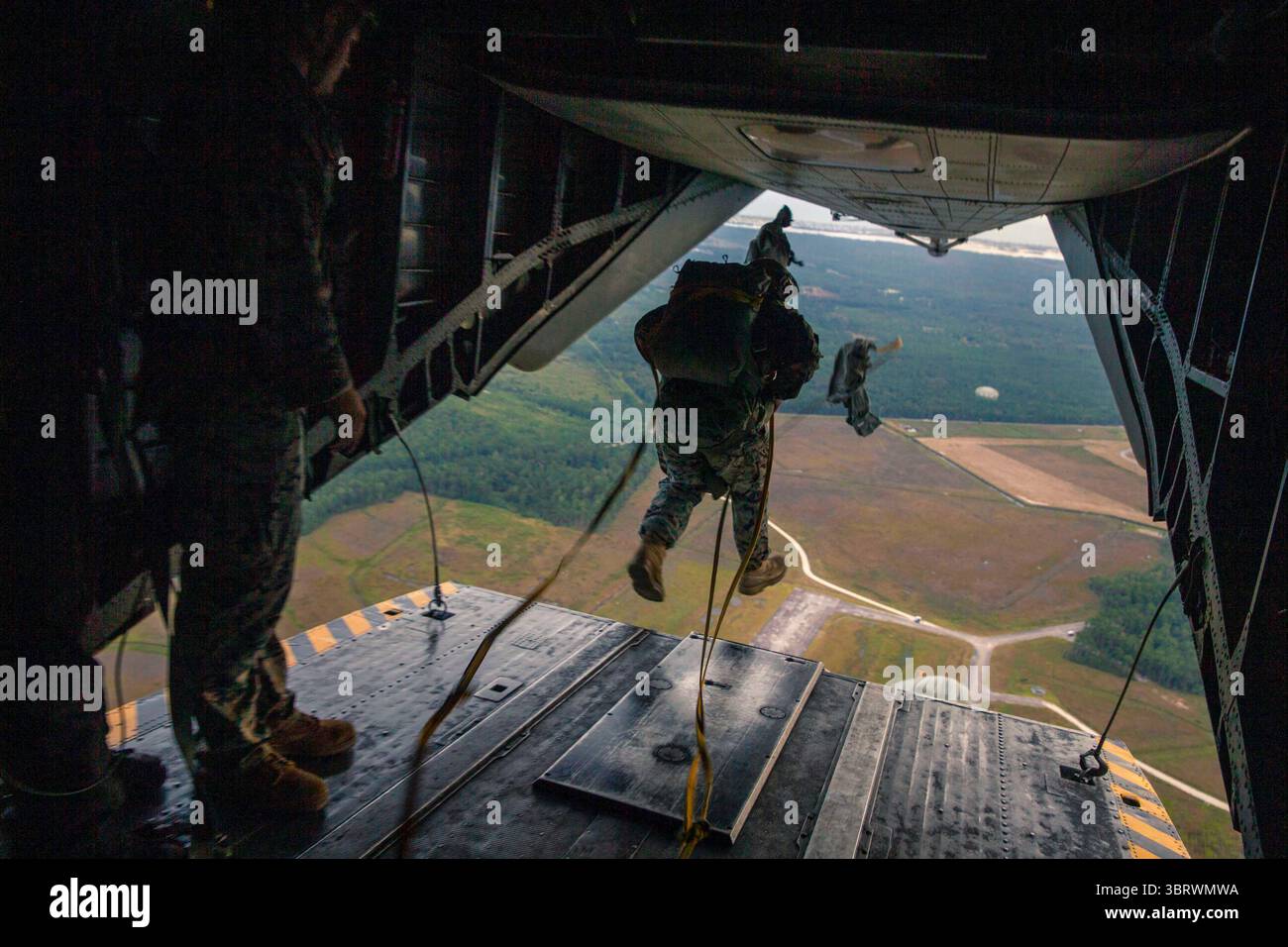 Marine static line jump hi-res stock photography and images - Alamy