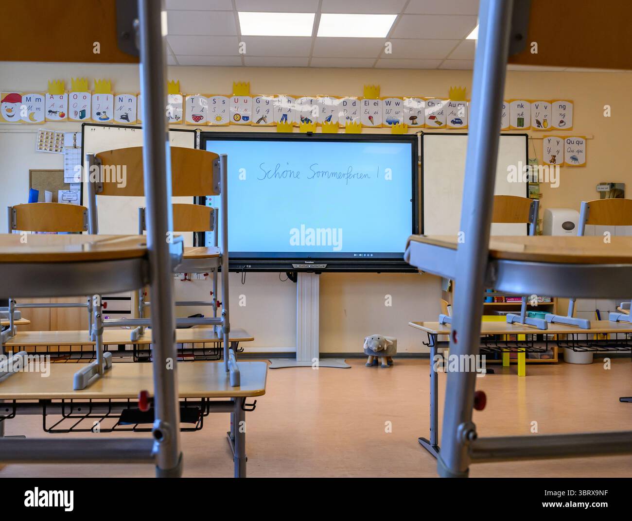 14 July 2025, Brandenburg, Frankfurt (Oder): In an elementary school ...