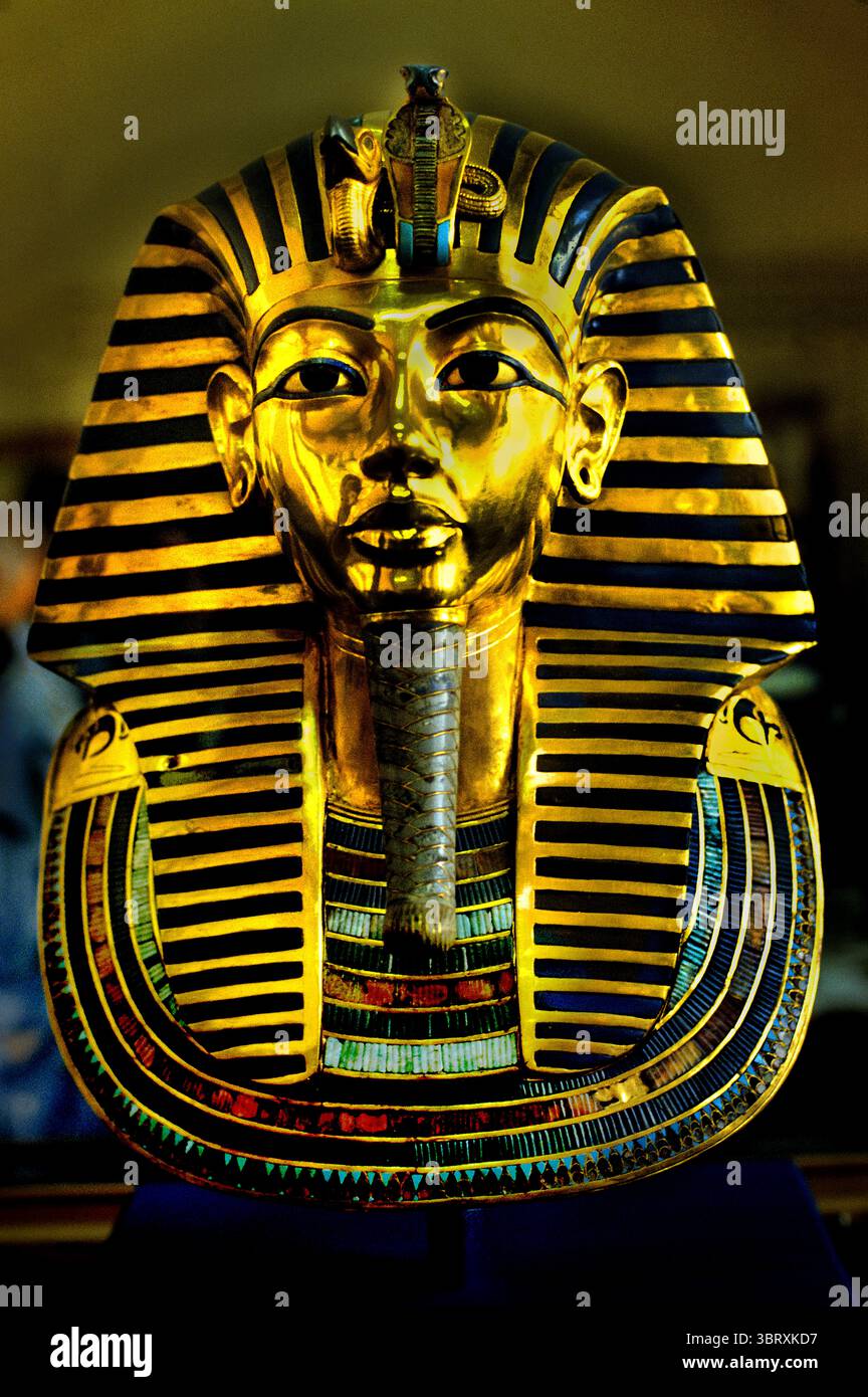 TUTANKHAMENS, The golden funerary mask, Tutankhamen, Toetanchamon, Gold ...